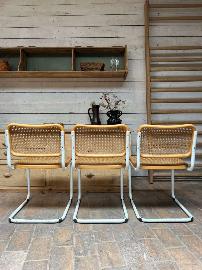 Chaise Cesca b32 en blanc et bois par Marcel Breuer - Marchand d'Oublis