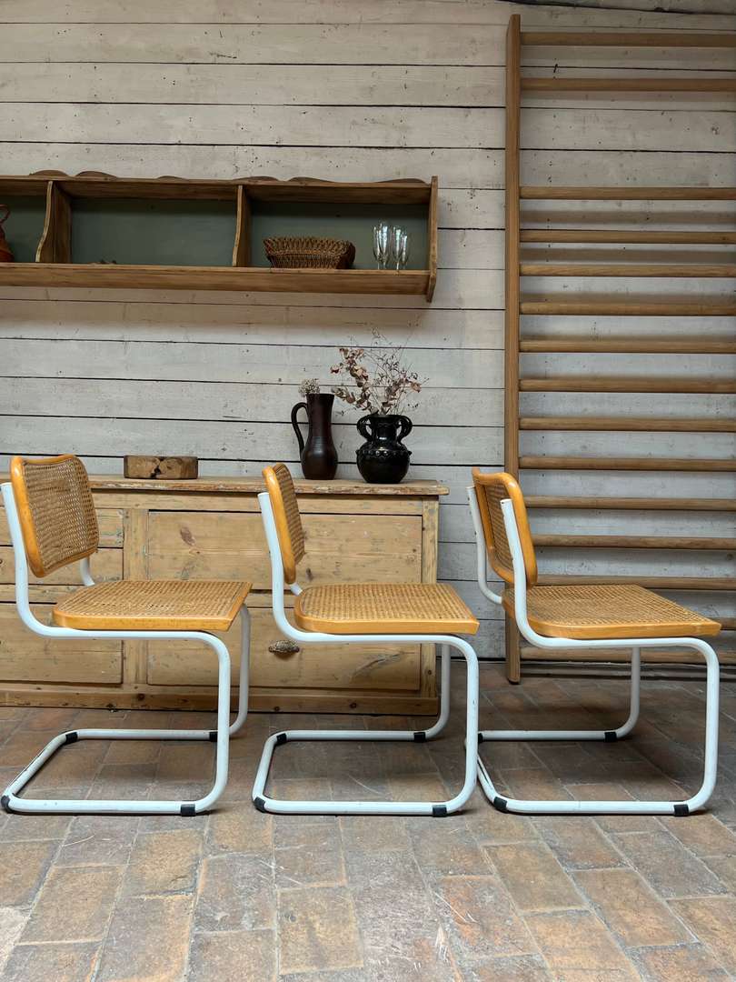 Chaise Cesca b32 en blanc et bois par Marcel Breuer - Marchand d'Oublis