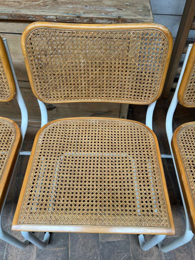 Chaise Cesca b32 en blanc et bois par Marcel Breuer - Marchand d'Oublis