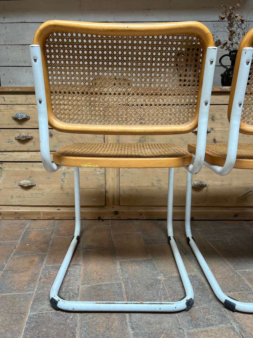 Chaise Cesca b32 en blanc et bois par Marcel Breuer - Marchand d'Oublis