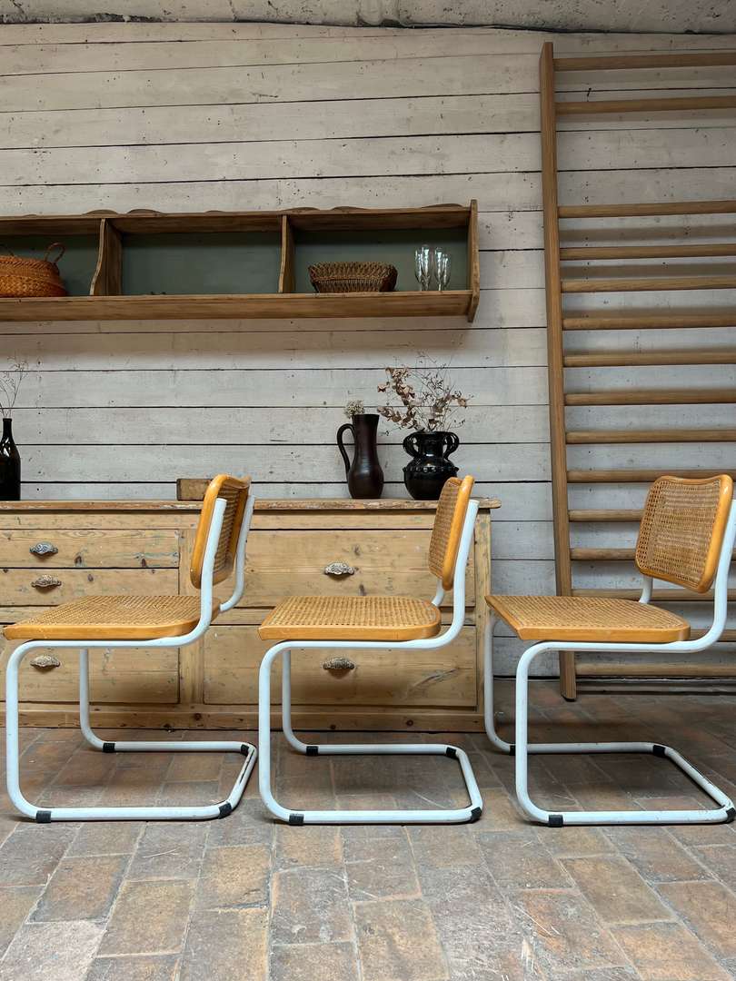 Chaise Cesca b32 en blanc et bois par Marcel Breuer - Marchand d'Oublis