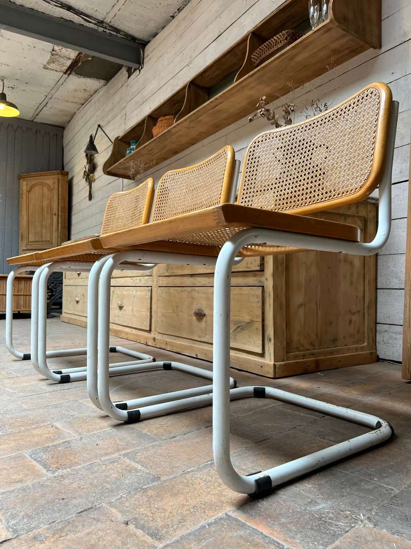 Chaise Cesca b32 en blanc et bois par Marcel Breuer - Marchand d'Oublis
