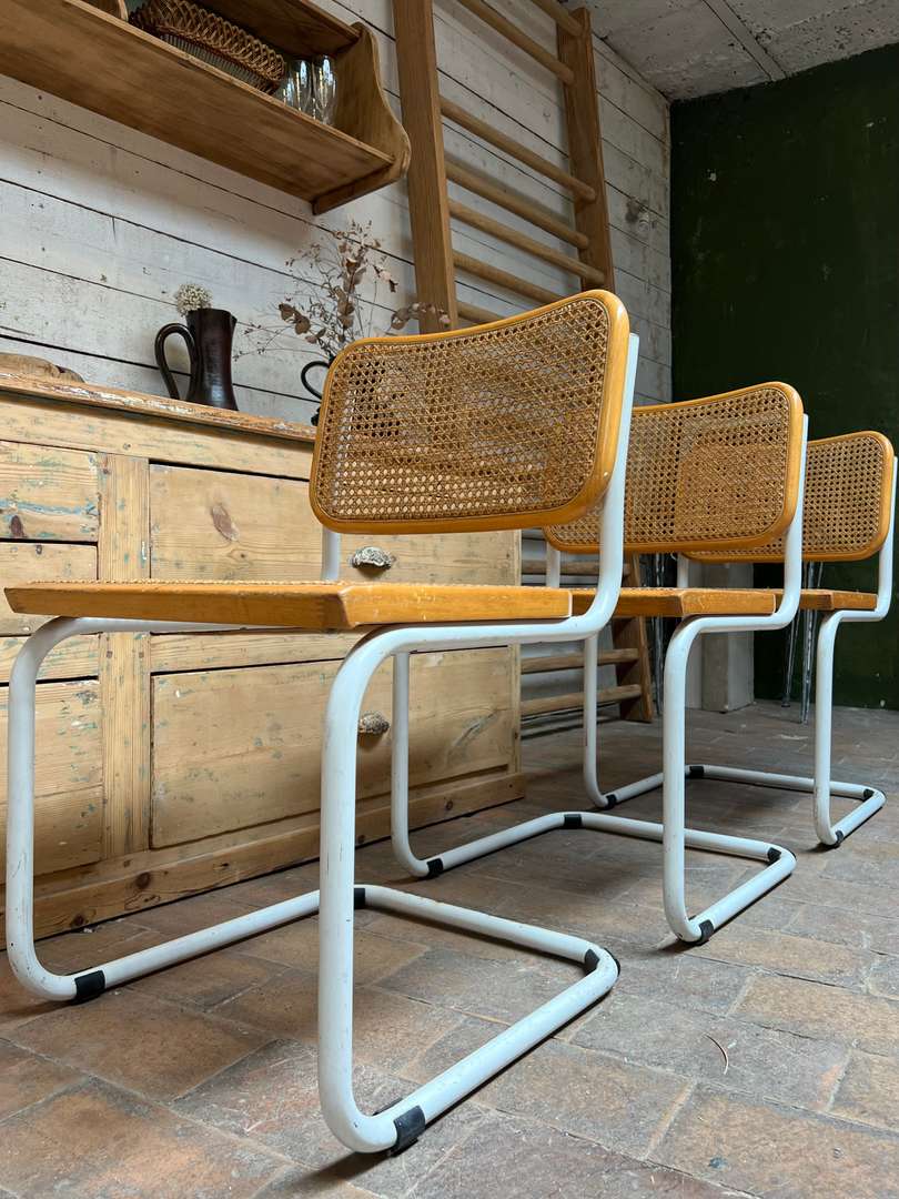 Chaise Cesca b32 en blanc et bois par Marcel Breuer - Marchand d'Oublis